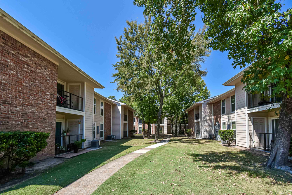 The 800 at Bellshire Apartments | (936)756-8849